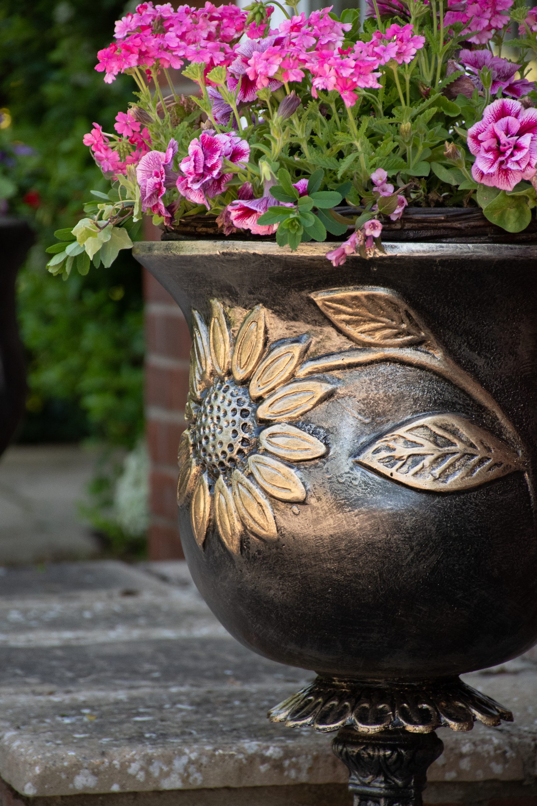 Sunflower Urn - Garden Wonders UK