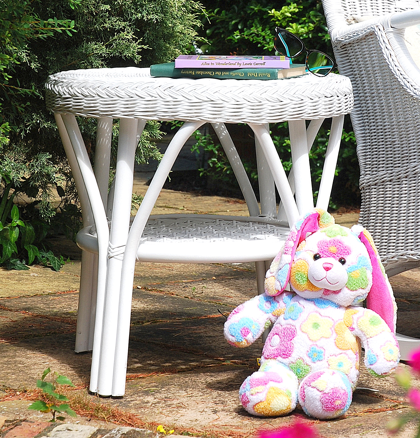 Round Weave Table | White - Garden Wonders UK